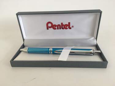 Pentel EnerGel Liquid-Gel-Roller Sterling mit matt-blau Gehäuse | duo ...